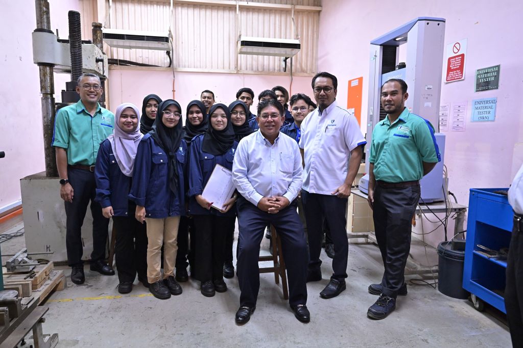 The Chairman of the University Board of Directors visited UMPSA Gambang Campus and its ...